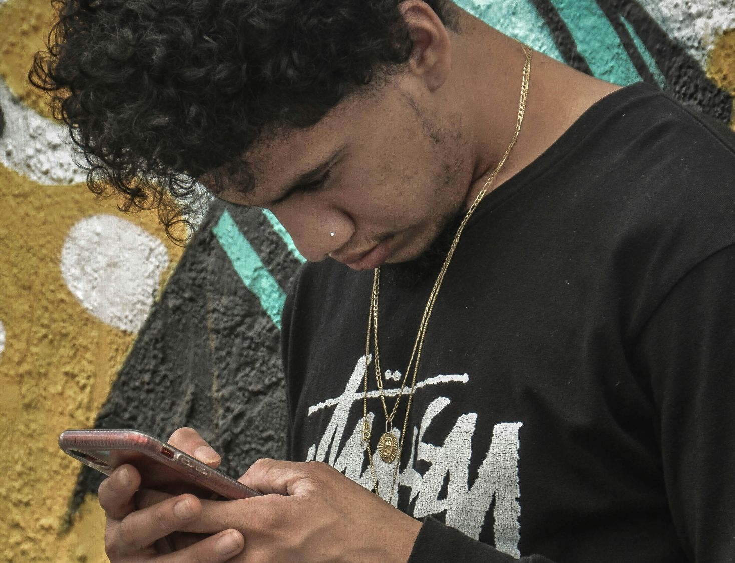 20 Bad Signs You're Addicted To Your Phone - HealthByWealth