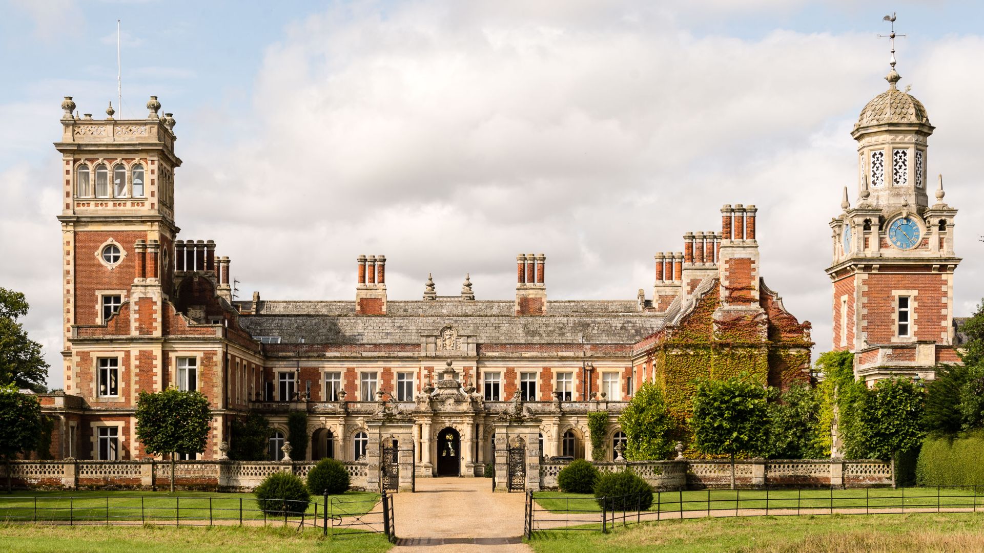 Life Across The Pond: 20 Manor Houses In The UK - HistorySnob