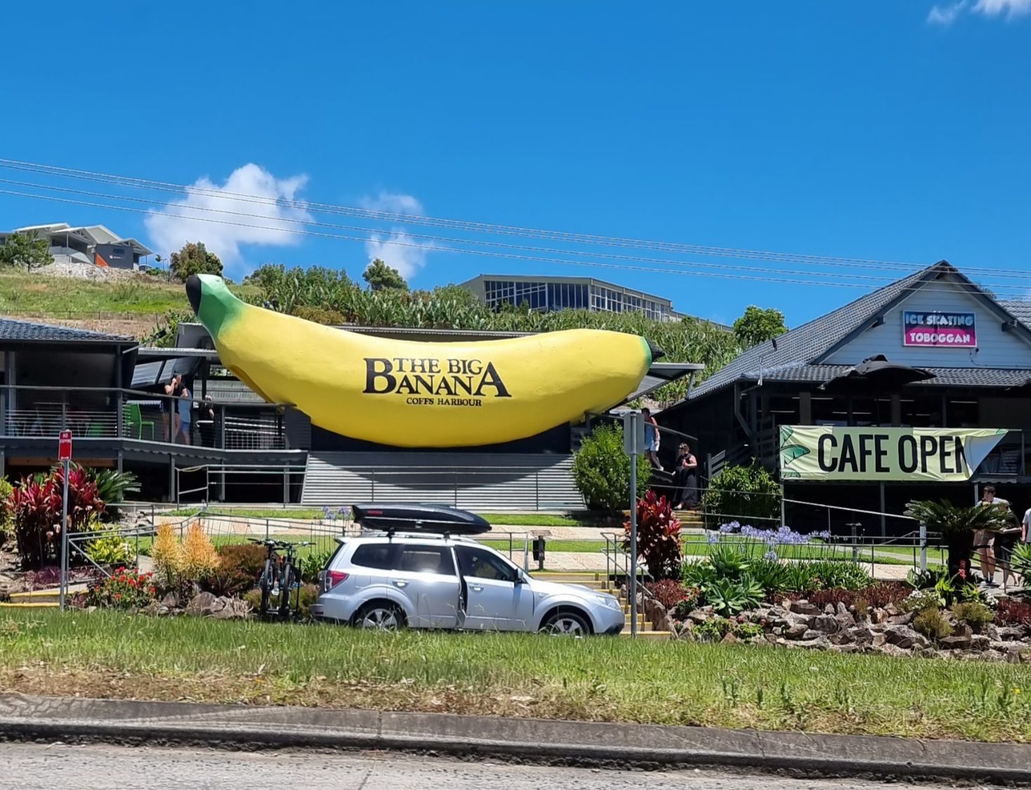 The 20 Weirdest Statues Built Around The World - RoughMaps