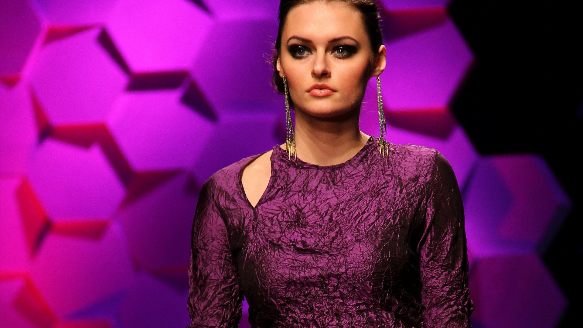 10 Colors That Look Slimming & 10 Colors That Don't - SheFashionable