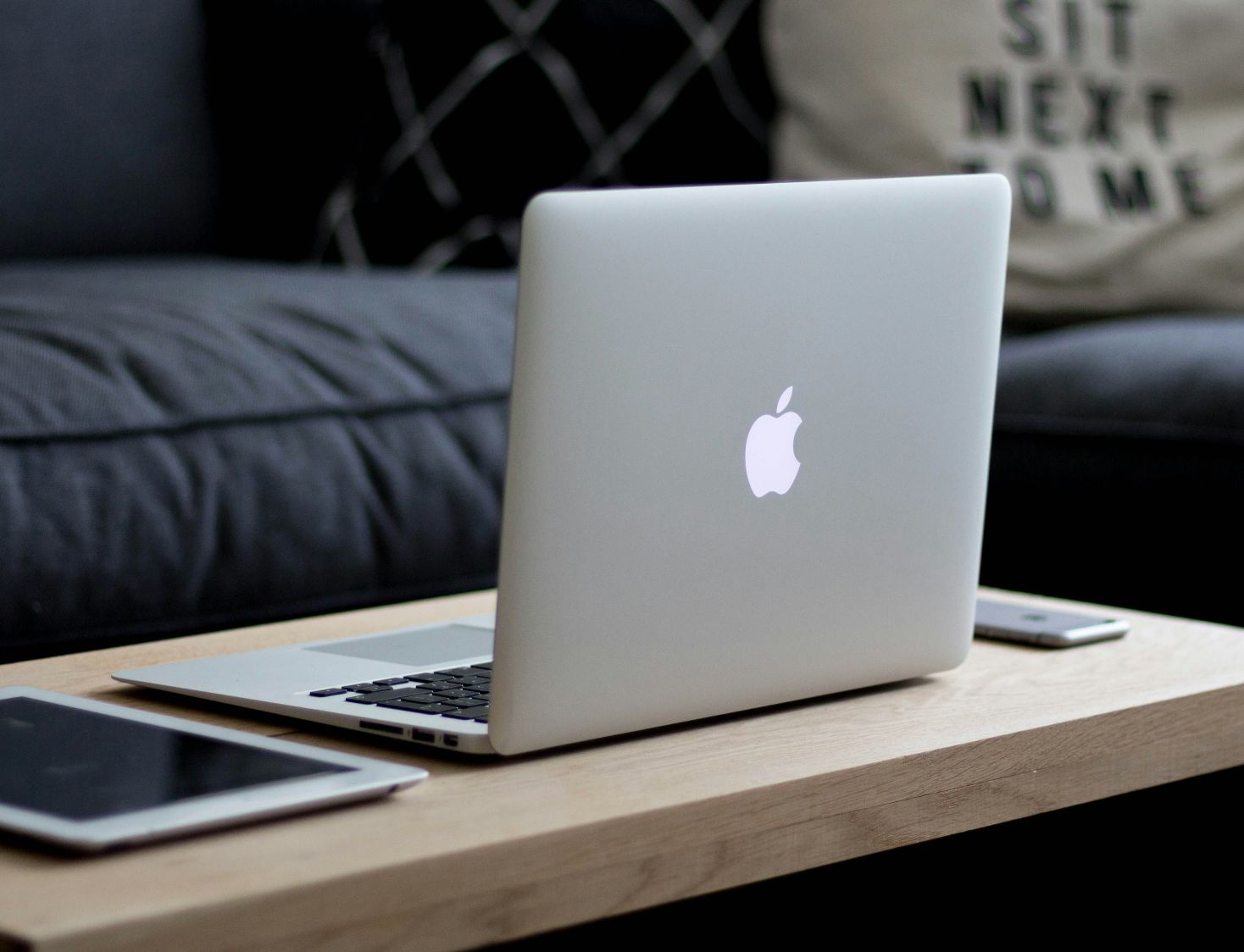 10 Reasons MacBooks Are Better Than PCs & 10 Advantages Only PCs Have ...