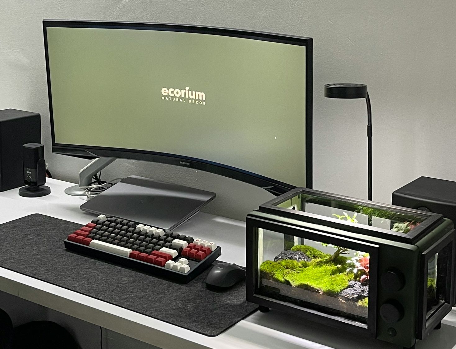 10 Monitors For Crisp 4K Gaming & 10 Blurry Disasters - TheSavvyGamer