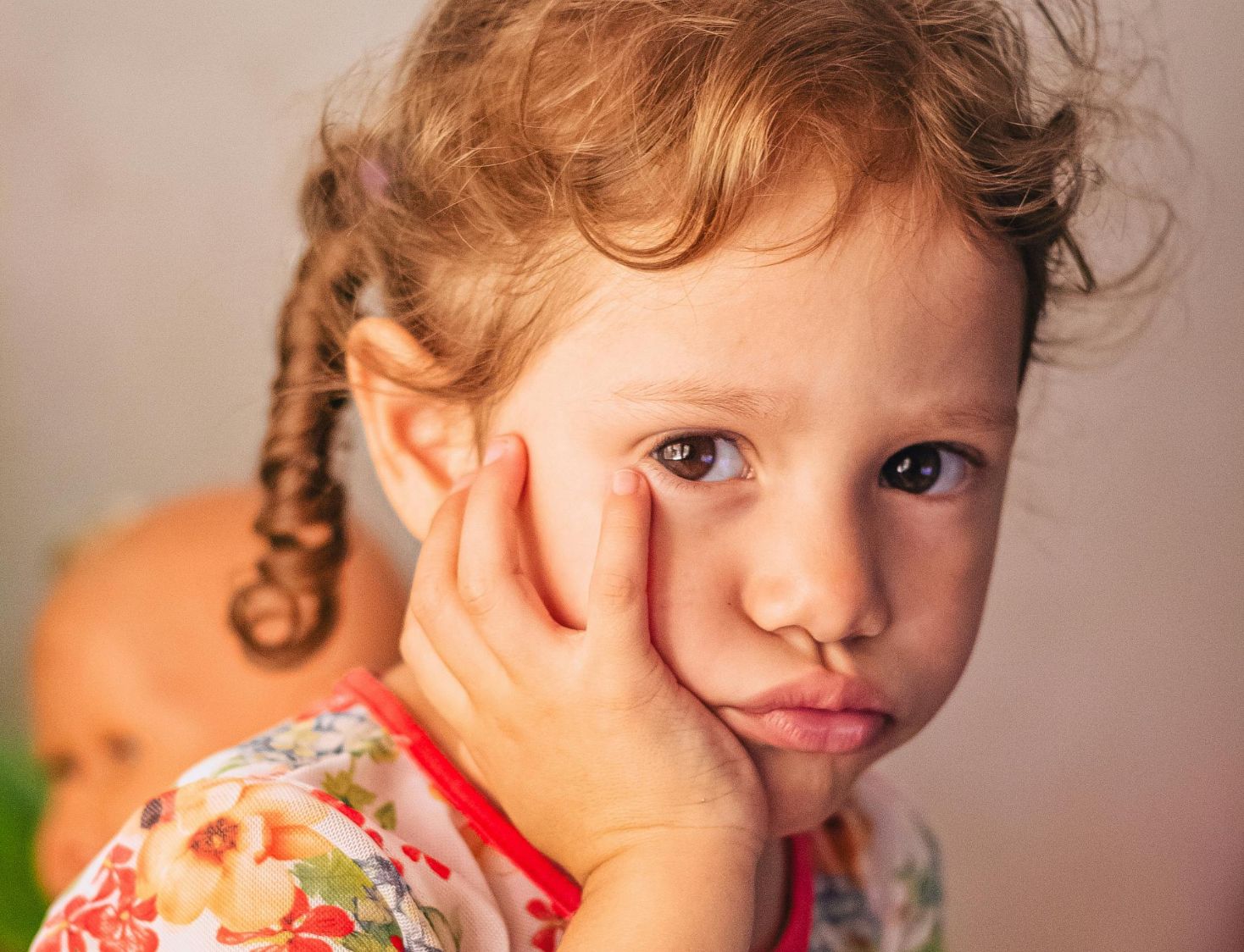10 Cons Of Being An Only Child & 10 Pros - TheZenParent