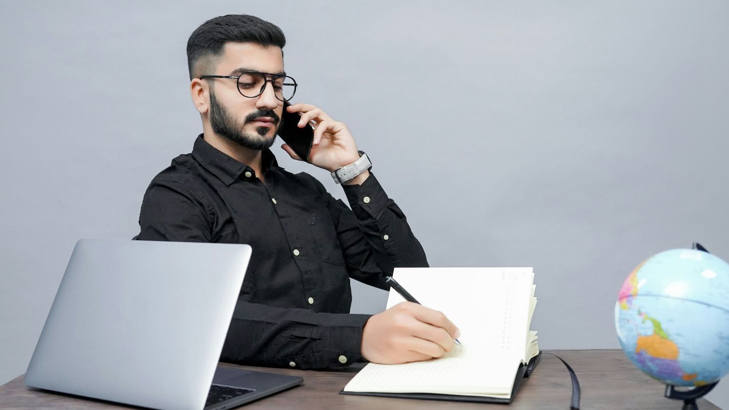 10 Warning Signs You Have A Lazy Boss & 10 Ways It Ruins The Workplace ...