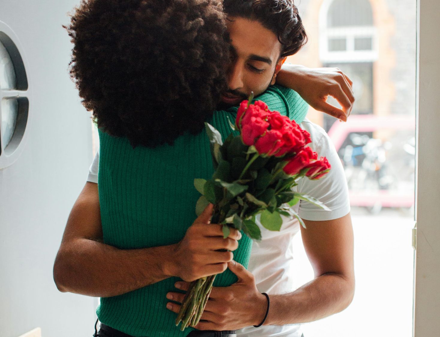10 Things You Should Never Do As A House Guest & 10 You Always Should ...
