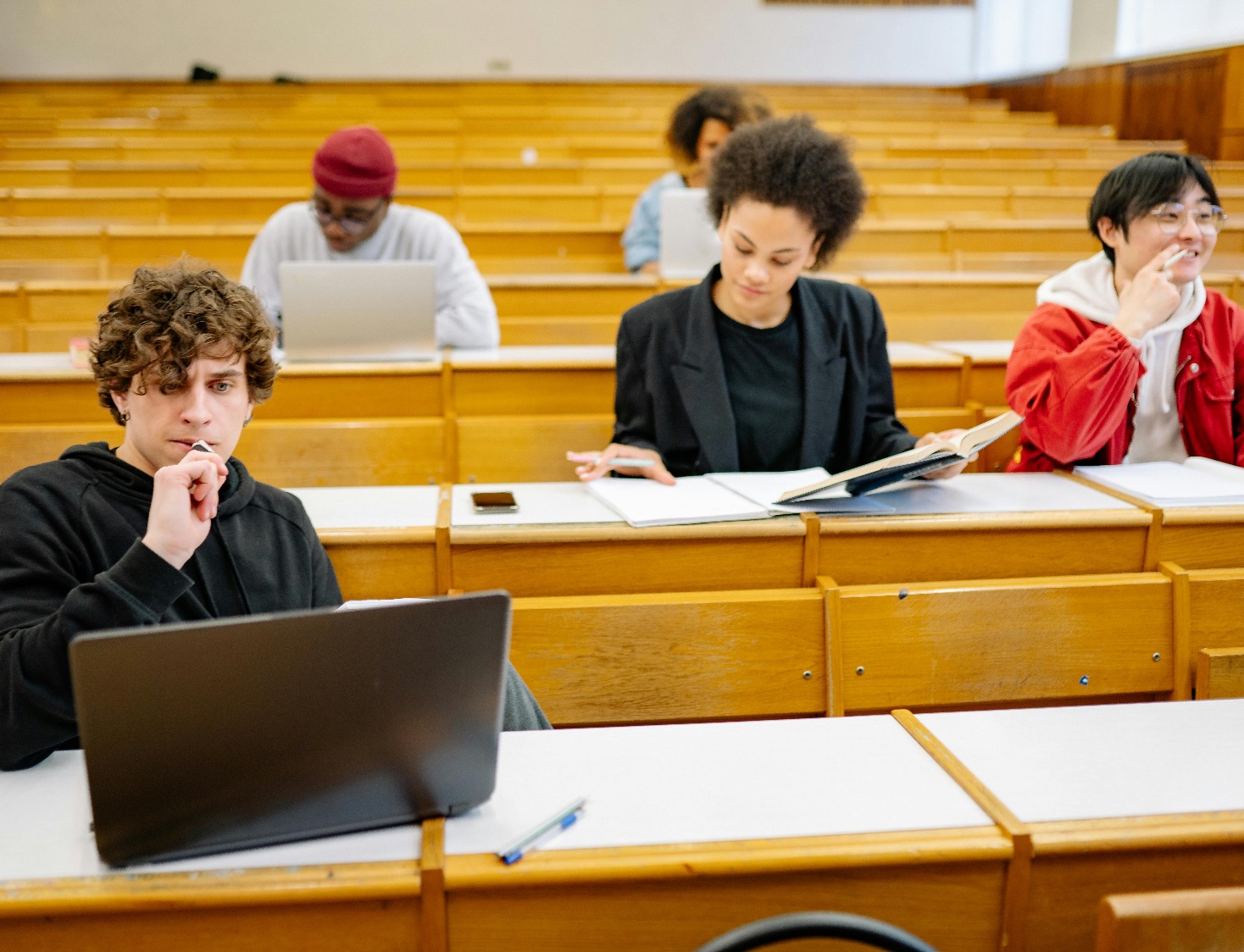 10 Things Freshman Year of College Teaches You & 10 You'll Only ...
